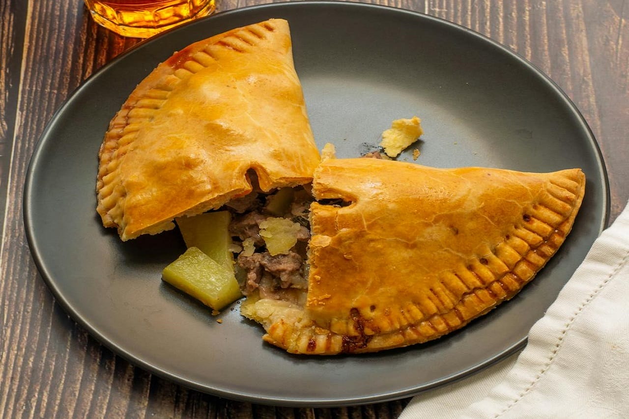 How to make Nigerian meat pie | Bakandamiya Kitchen
